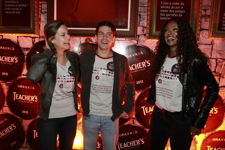 Milena Toscano, Marco Pigossi e Cris Vianna badalam em festa de São ...