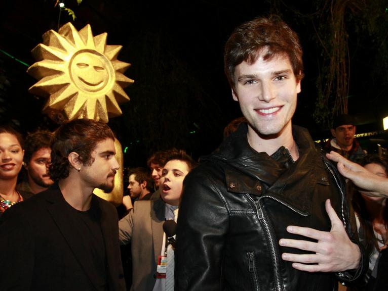 Jonatas Faro e Caio Castro prestigiam o Festival de Cinema de Gramado ...