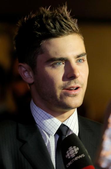 Zac Efron distribui autógrafos em première do filme 'The Paper Boy ...