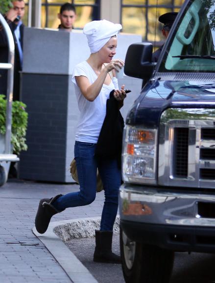 Kate Hudson chega em set de gravações com toalha na cabeça, em Boston ...