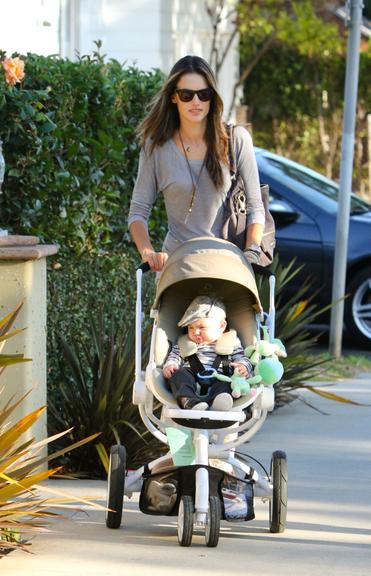 Alessandra Ambrosio passeia com os herdeiros no final de semana - CARAS ...