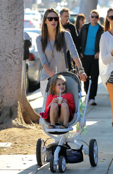 Alessandra Ambrosio passeia com os herdeiros no final de semana - CARAS ...