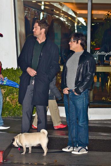 Gerard Butler faz compras acompanhado de sua cadelinha, Lolita - CARAS ...