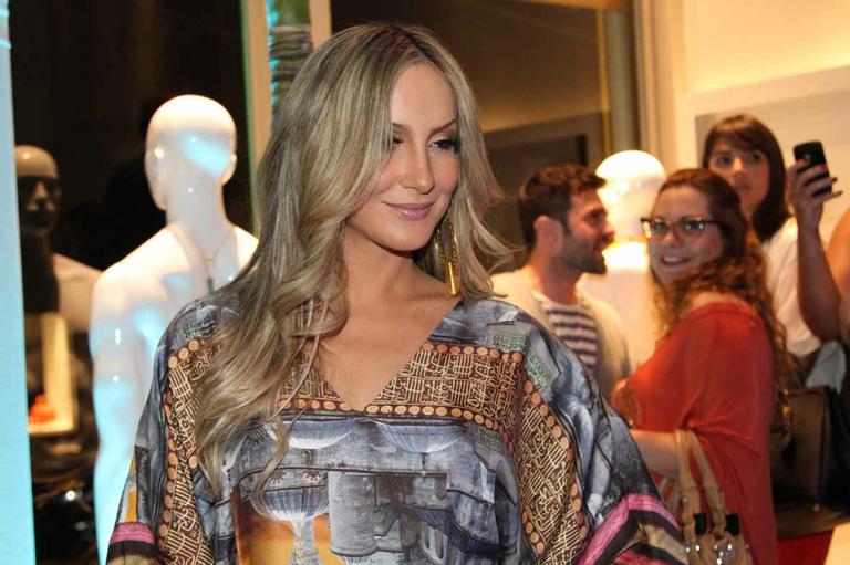 Claudia Leitte faz pocket show em evento fashion - CARAS Brasil