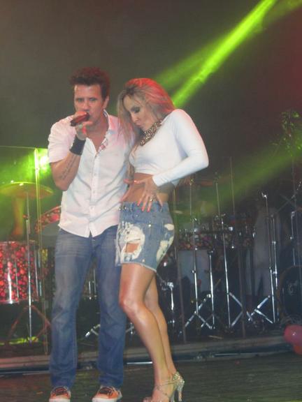 Claudia Leitte recebe Tuca Fernandes no ensaio do 'Bloco Largadinho ...