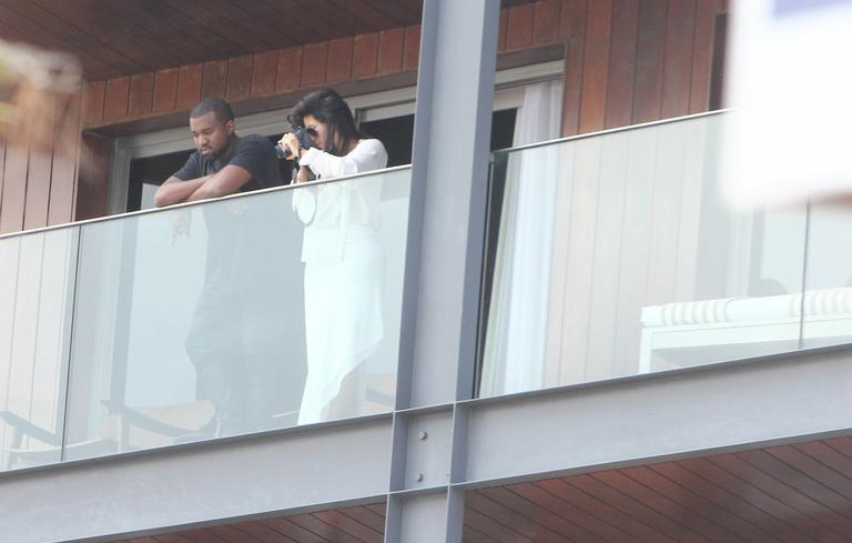 Com Naldo, Will Smith, Kim Kardashian e Kanye West assistem bloco ...