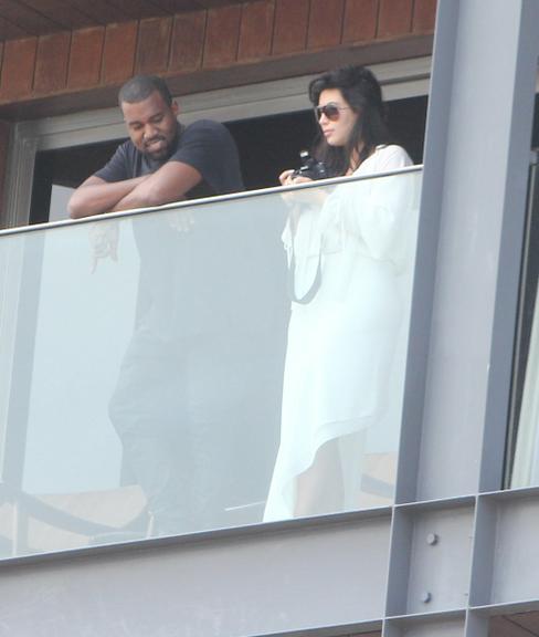 Com Naldo, Will Smith, Kim Kardashian e Kanye West assistem bloco ...