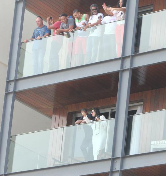 Com Naldo, Will Smith, Kim Kardashian e Kanye West assistem bloco ...