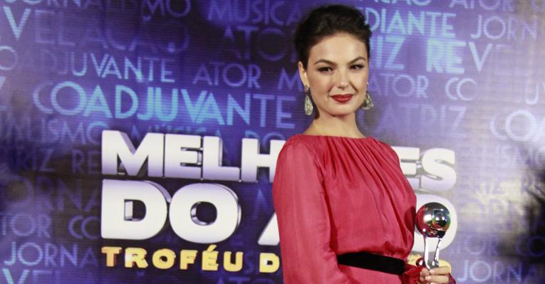 Ísis Valverde recebe prêmio de melhor atriz coadjuvante por sua atuação ...
