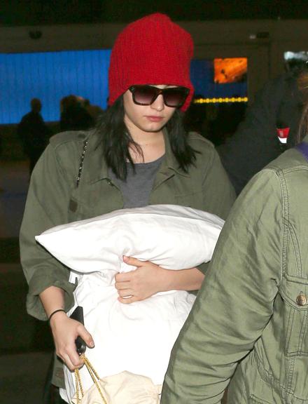 Demi Lovato viaja e leva seu travesseiro - CARAS Brasil