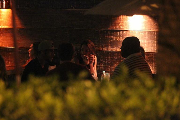 Discretos, Neymar e Bruna Marquezine jantam com amigos no Rio - CARAS ...