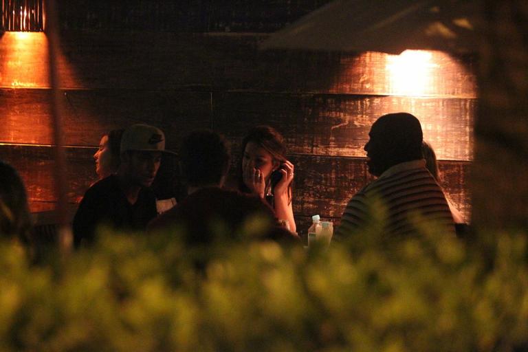 Discretos, Neymar e Bruna Marquezine jantam com amigos no Rio - CARAS ...