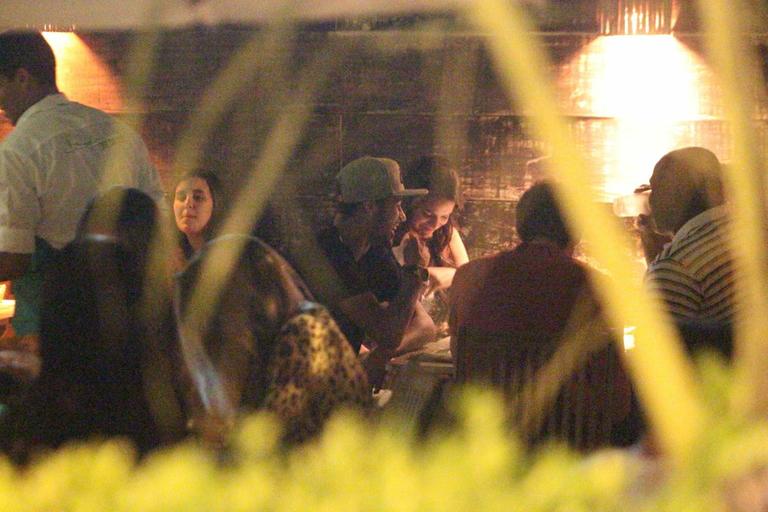 Discretos, Neymar e Bruna Marquezine jantam com amigos no Rio - CARAS ...