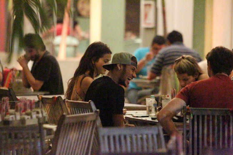 Discretos, Neymar e Bruna Marquezine jantam com amigos no Rio - CARAS ...