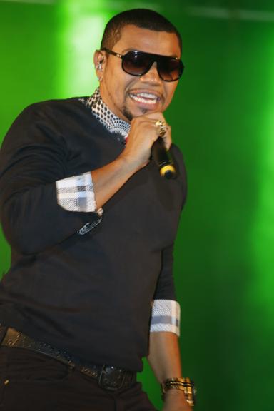 Naldo celebra o sucesso e troca beijos com a amada em show - CARAS Brasil