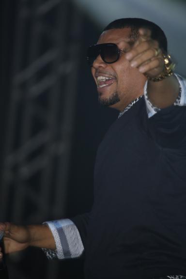 Naldo celebra o sucesso e troca beijos com a amada em show - CARAS Brasil