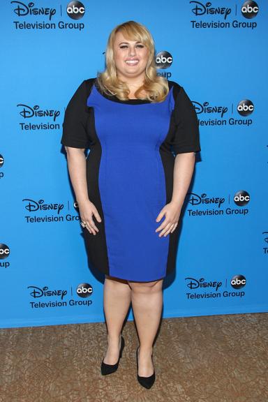 Moda plus size: Veja o estilo da atriz Rebel Wilson - CARAS Brasil