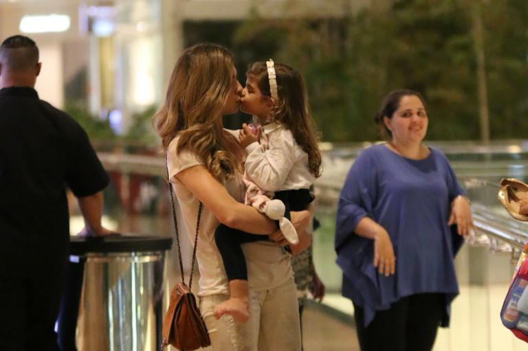 Grazi Massafera troca carinhos com Sofia em passeio - CARAS Brasil