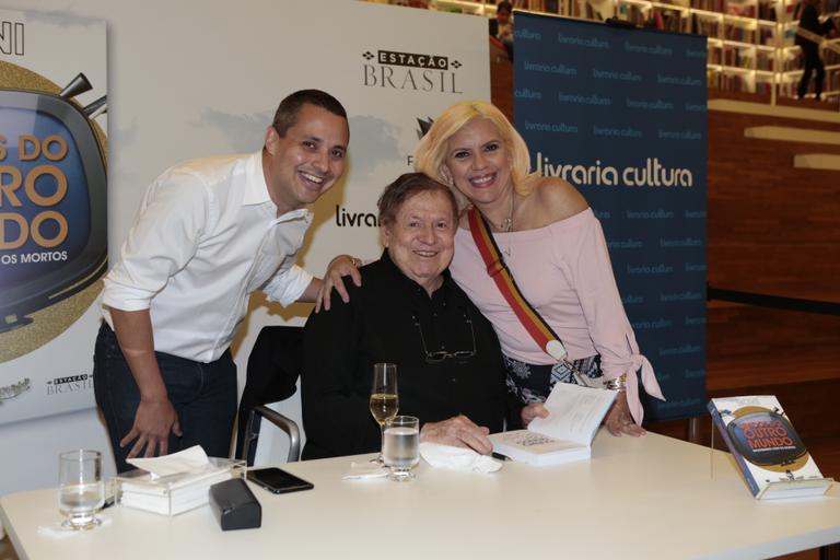 Vips prestigiam evento do novo livro de Boni em SP - CARAS Brasil