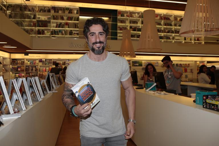 Vips prestigiam evento do novo livro de Boni em SP - CARAS Brasil
