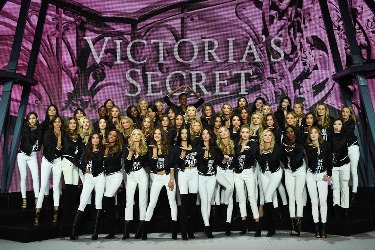 Modelos da Victoria's Secret fazem ensaio em Paris - CARAS Brasil