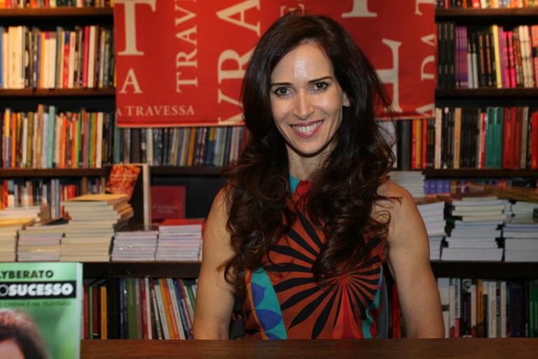 Ingra Lyberato lança autobiografia no Rio de Janeiro - CARAS Brasil