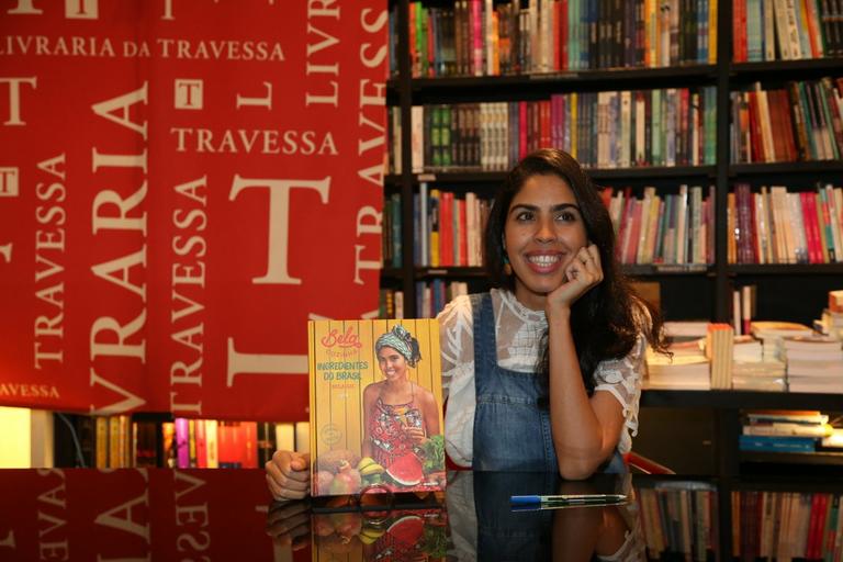 Bela Gil recebe vips no lançamento de livro no Rio - CARAS Brasil