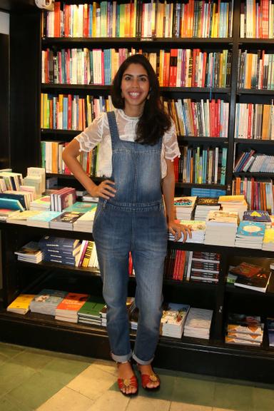 Bela Gil recebe vips no lançamento de livro no Rio - CARAS Brasil