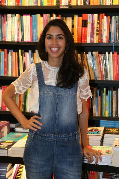 Bela Gil recebe vips no lançamento de livro no Rio - CARAS Brasil