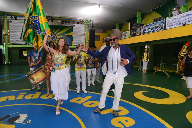 Carlinhos Brown se diverte em escola de samba em São Paulo - CARAS Brasil