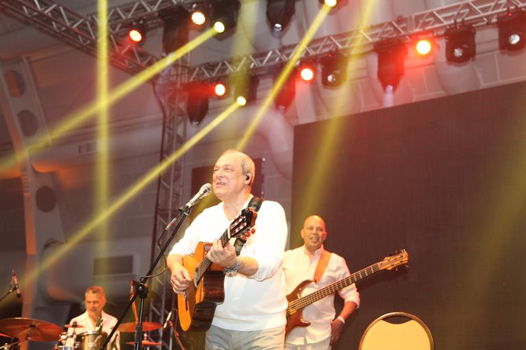 Toquinho faz show na festa White Celebration - CARAS Brasil