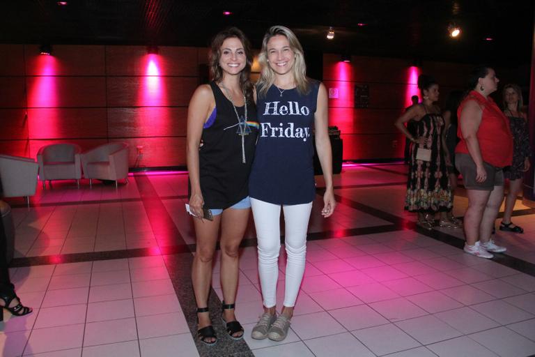 Fernanda Gentil e namorada vão ao espetáculo 'Fuerza Bruta' - CARAS Brasil