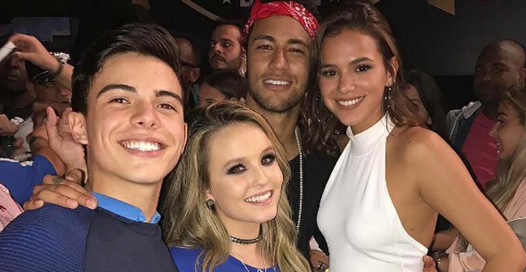 Reataram? Larissa Manoela curte show ao lado do ex-namorado e posa com ...