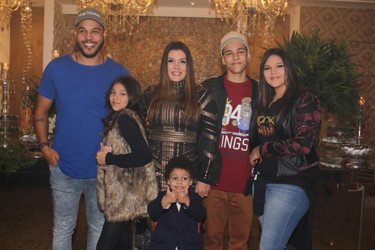Eles cresceram! Simony reúne os quatro filhos e o marido em raríssimo ...