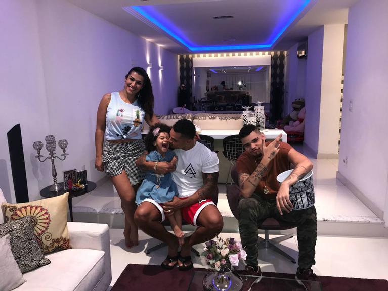 Naldo em família: cantor abre sua casa e mostra lado paizão - CARAS Brasil