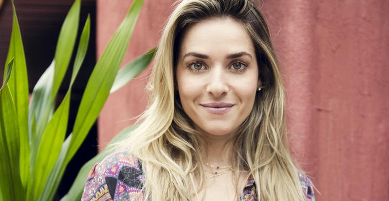 Monique Alfradique se machuca durante gravação de série - CARAS Brasil