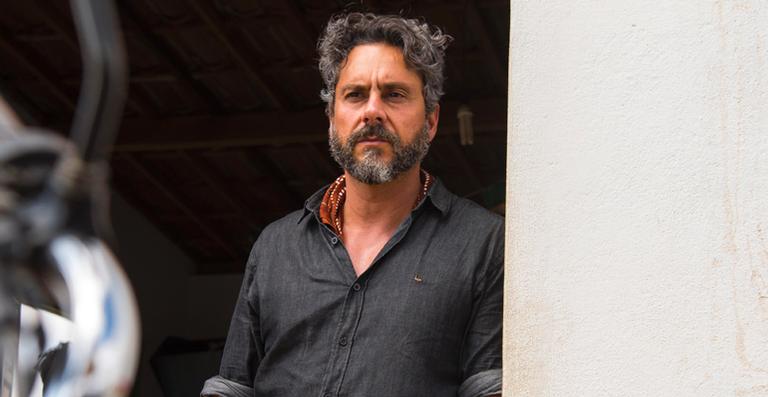 Alexandre Nero fala sobre seu novo personagem na TV - CARAS Brasil