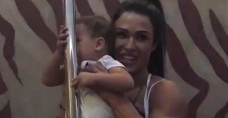 Gracyanne Barbosa leva a neta de Belo para aula de Pole Dance - CARAS ...