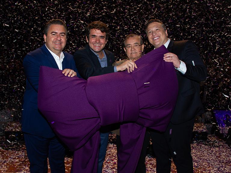 Luan Santana faz show e embala evento de beleza - CARAS Brasil