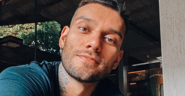 Sem camisa, Lucas Lucco arranca suspiros de seus seguidores ...