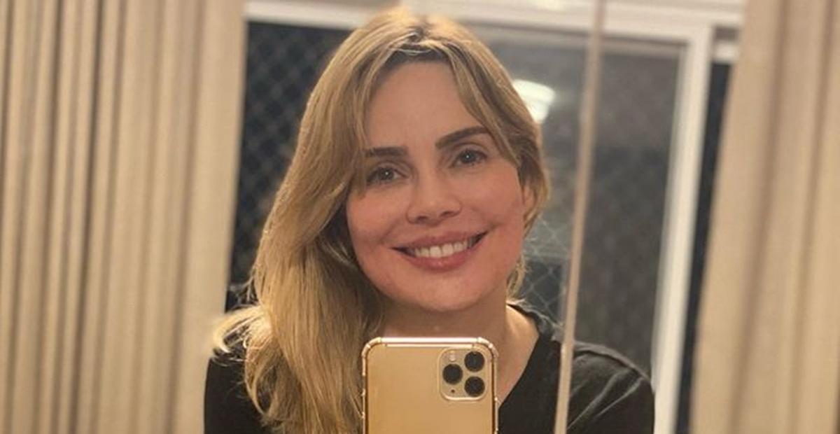 Rachel Sheherazade surge à vontade em cliques em frente ao espelho ...